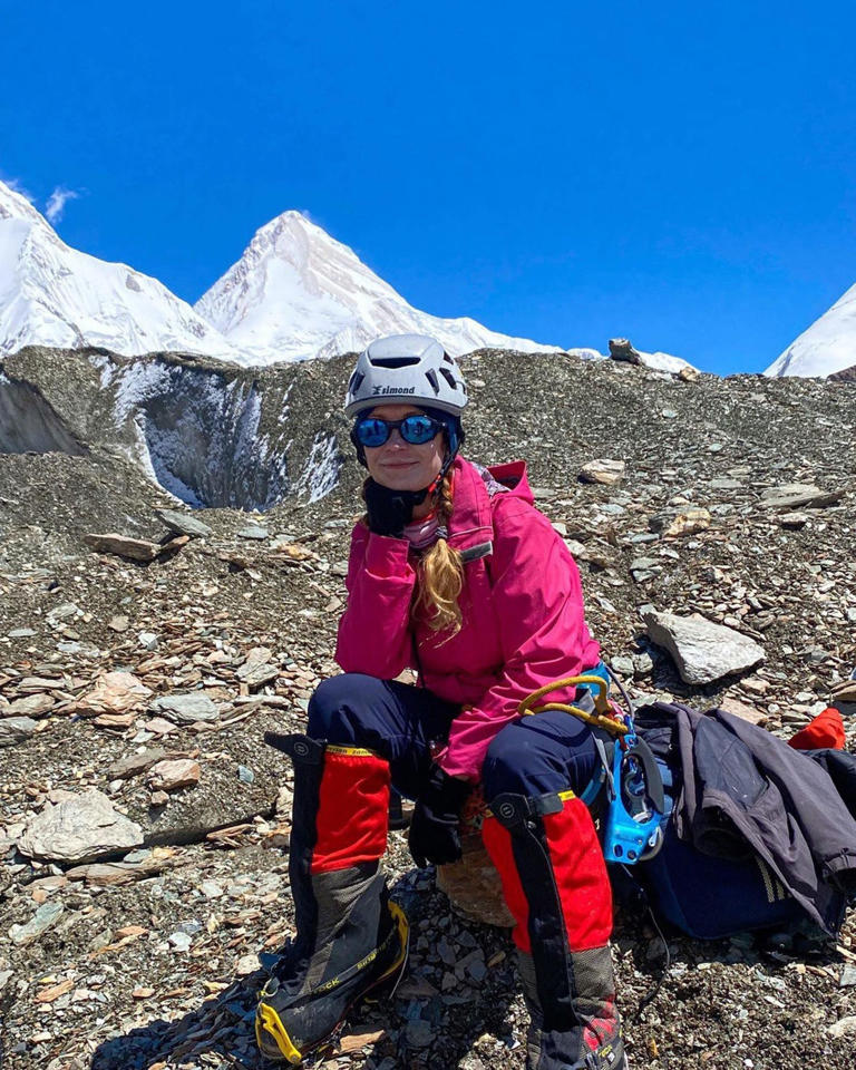 'Last chance' mission to find stranded Russian climber