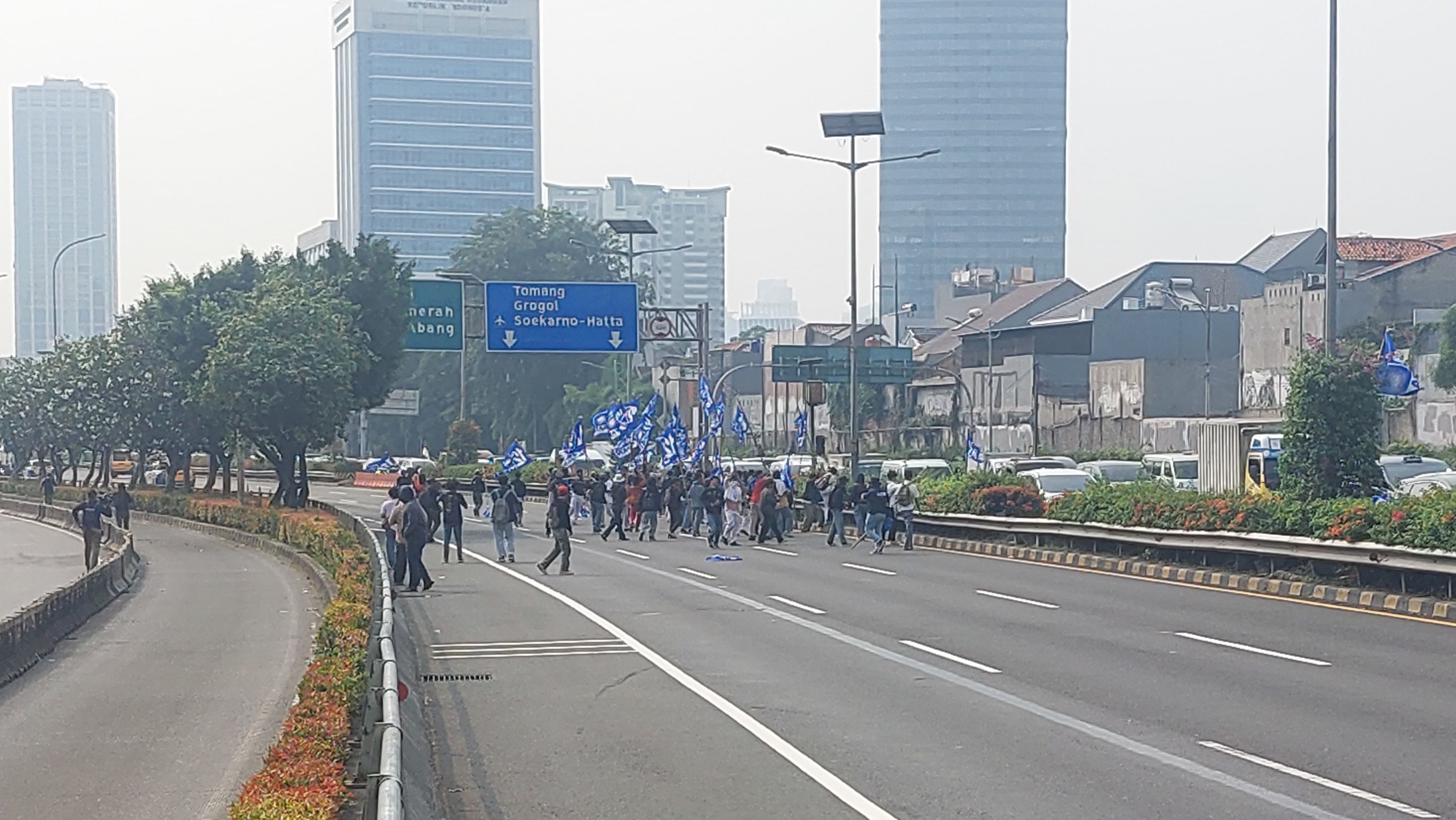 Demo Ricuh di DPR/MPR, Massa Masuk Tol Dalam Kota: Pengendara Dialihkan ...