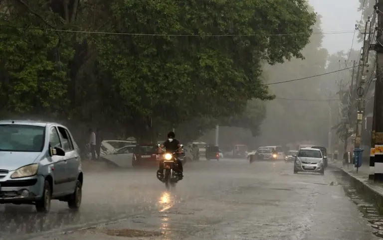 All Colleges, Schools to Remain Closed Today in Kashmir Amid Bad ...