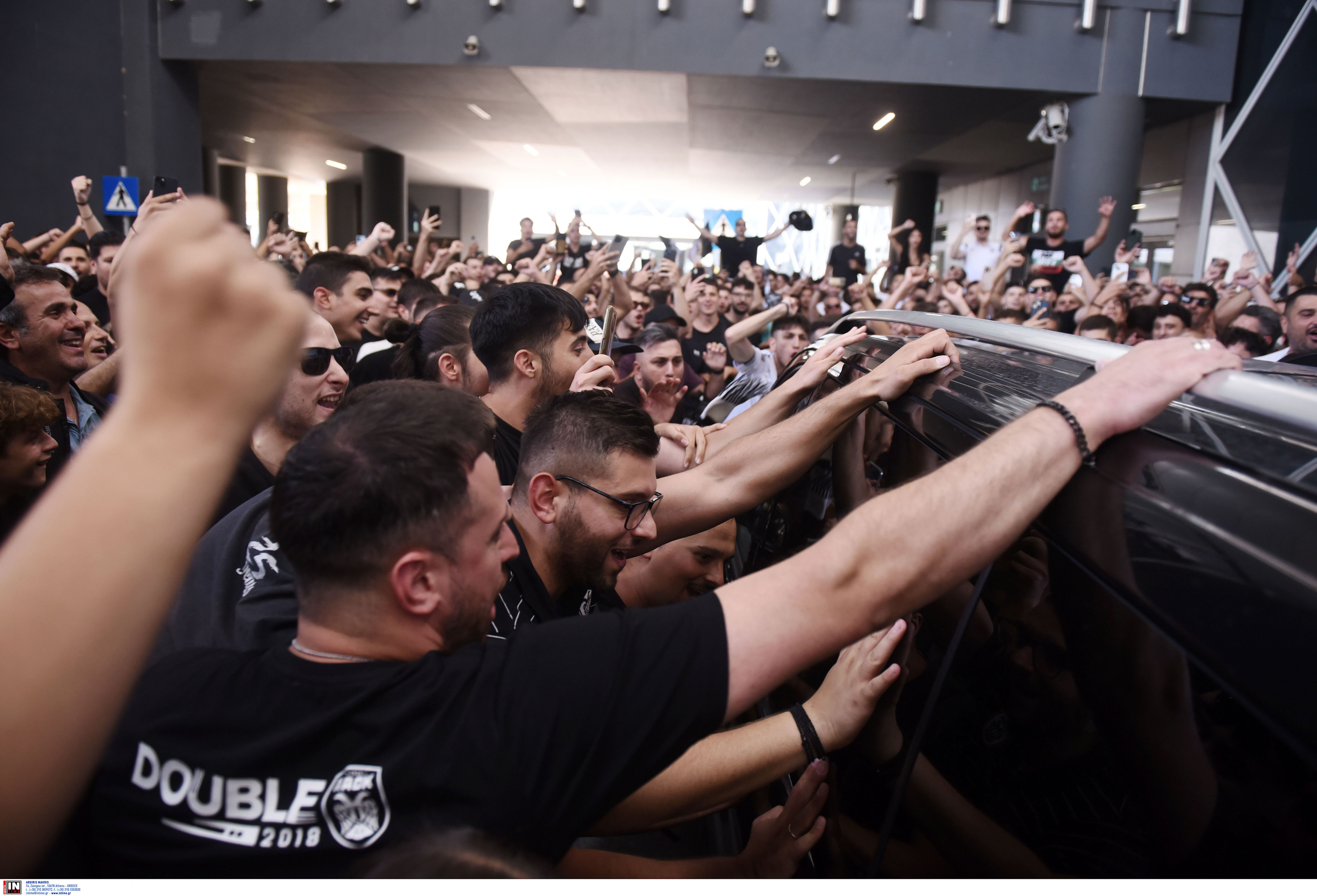 Θεσσαλονίκη: Πανδαιμόνιο στο αεροδρόμιο «Μακεδονία» για τον Ζαφείρη ...