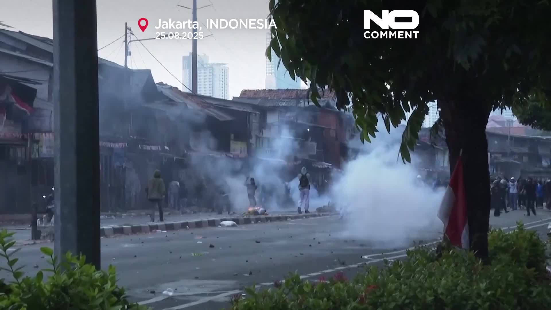 Des étudiants affrontent la police anti-émeute à Jakarta à propos des avantages des députés