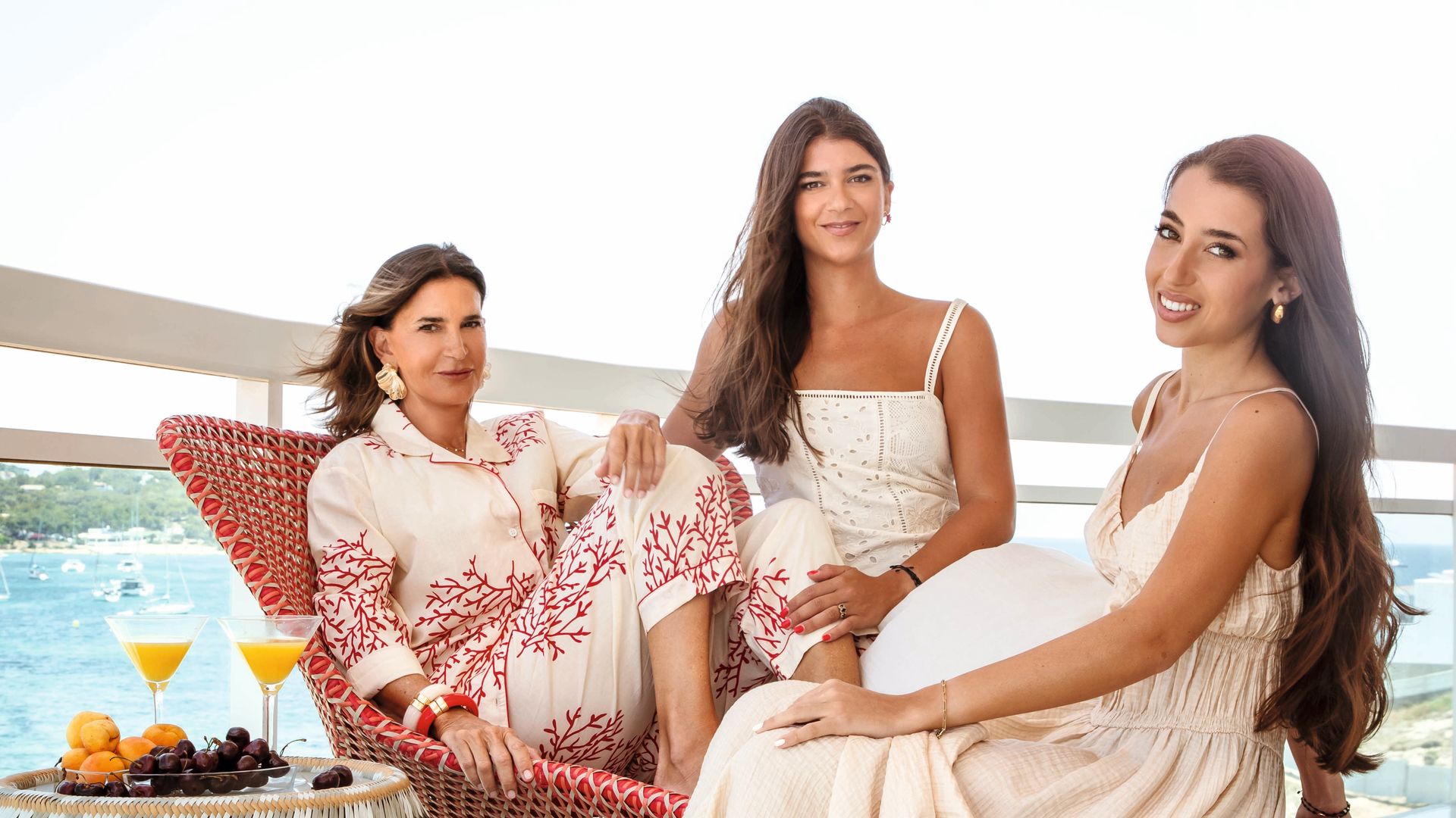 Lydia y María Monfort nos abren las puertas de su original casa de verano en Ibiza junto a su ...