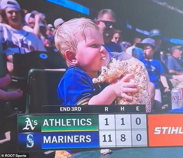 Young Mariners fan BURIES his face into popcorn as clip of epic moment ...