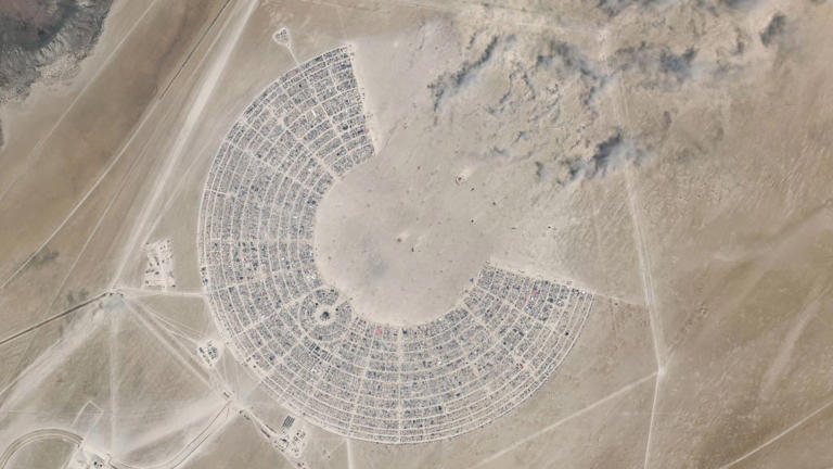 Massive dust storm batters, temporarily shuts down Burning Man