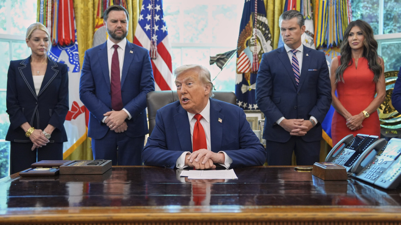 Ο Τραμπ προειδοποιεί με συνέπειες αν δεν συναντηθούν οι Πούτιν και Ζελένσκι