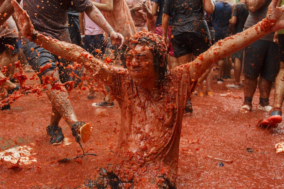 ¿Qué es La Tomatina, cómo empezó y dónde tiene lugar?