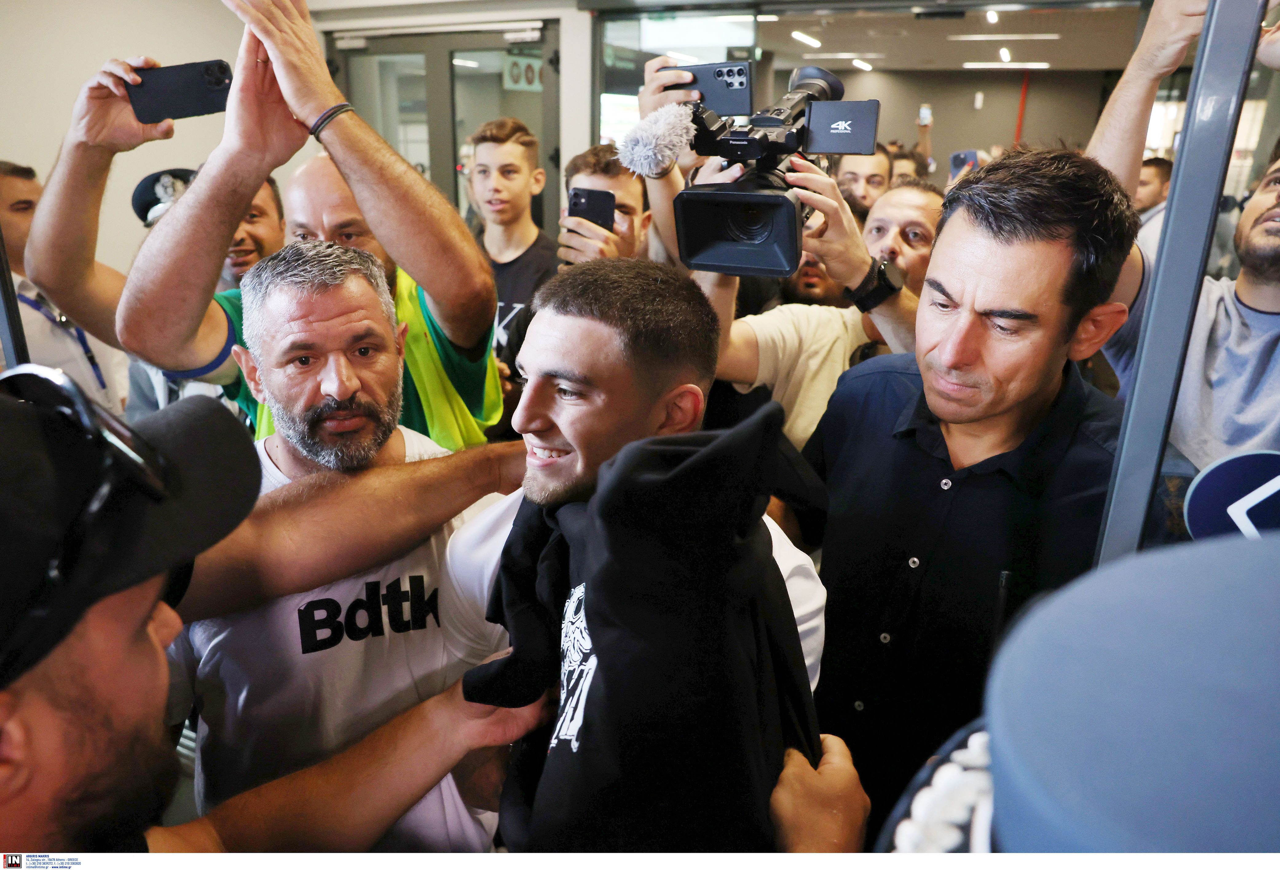 Θεσσαλονίκη: Πανδαιμόνιο στο αεροδρόμιο «Μακεδονία» για τον Ζαφείρη ...