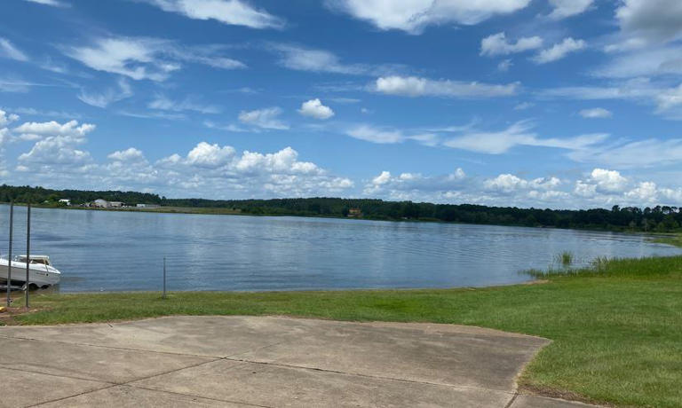 Lake Buhlow closed in Pineville due to dead mussels