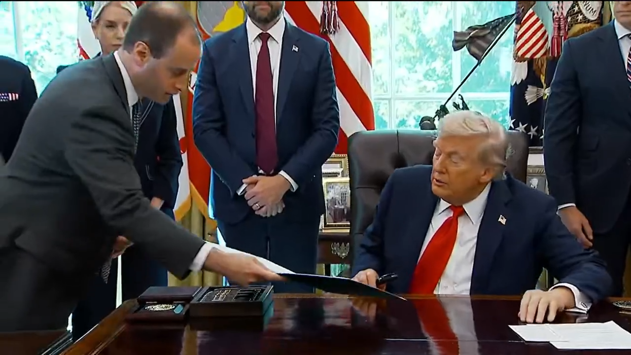 'What Is This?': Trump's Incompetence Takes Center Stage As He Needs ...