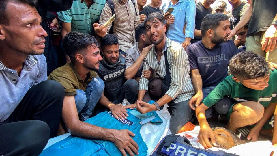 Nasser hospital attack in Gaza: Israeli strikes kill 20, journalists ...