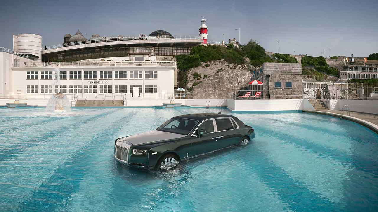 Rolls-Royce versenkt Phantom im Wert von 500.000 £ in einem Pool, um ...