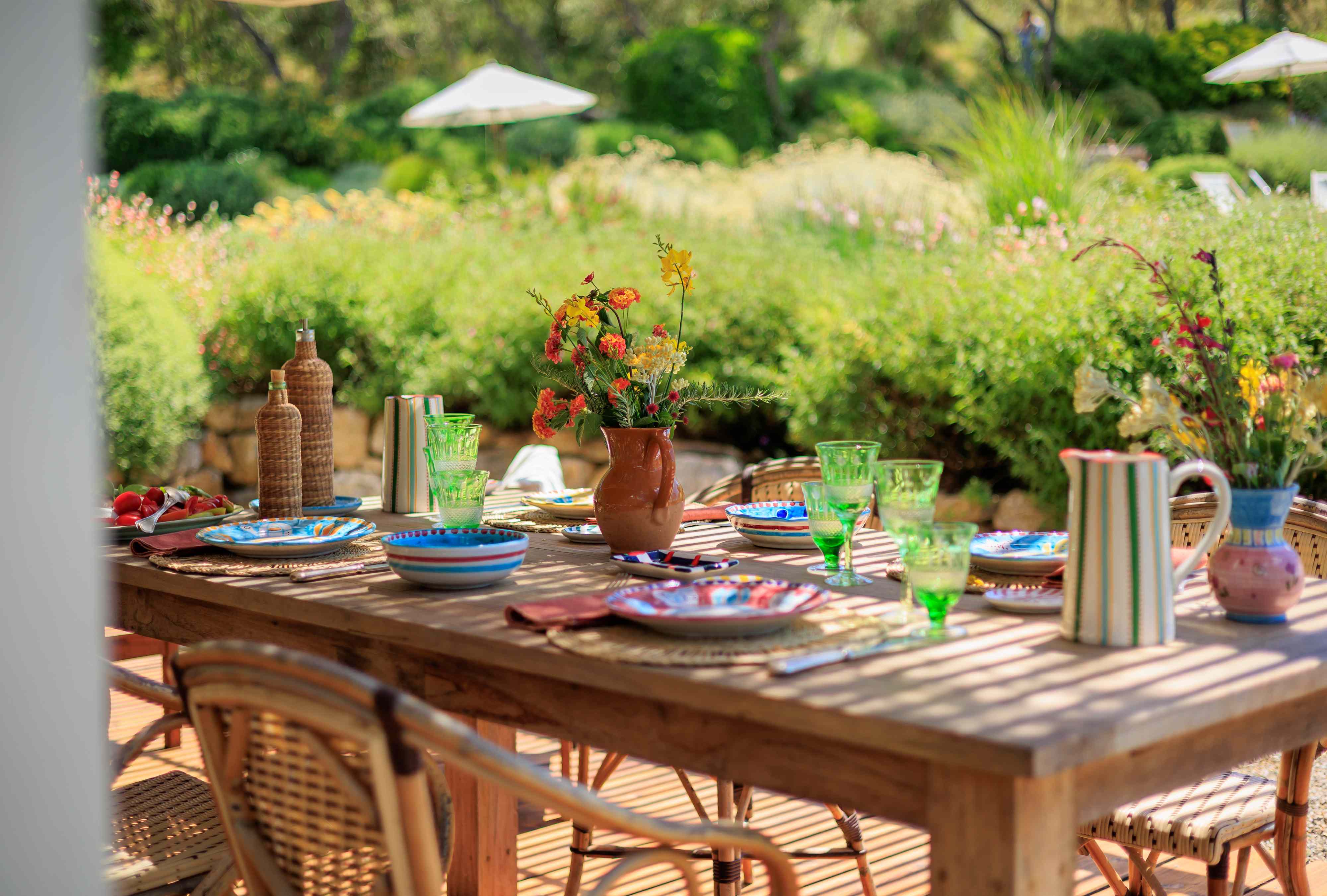 8 Summer Dinner Party Trends Experts Want You to Bring to Your Table