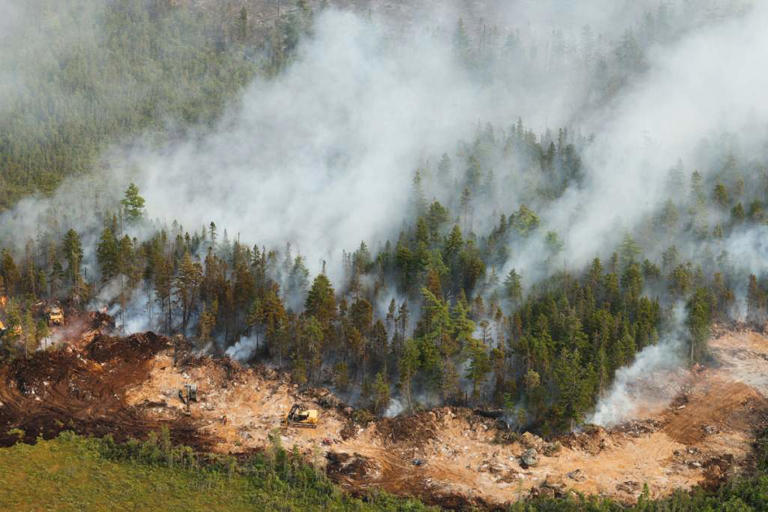 HL: ‘A crushing feeling’: Homes damaged as wildfire rages on in Nova ...