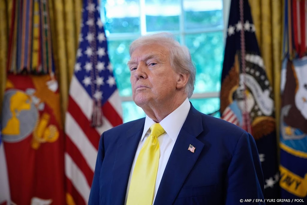 Trump tekent decreet voor vervolging mensen die vlag verbranden