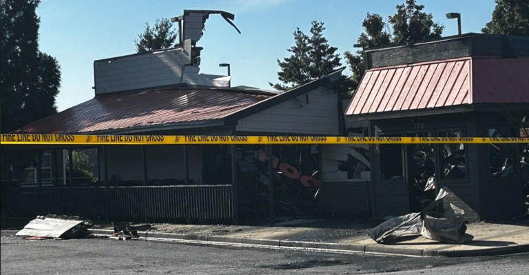 Early morning fire destroys Hooters in Anderson Co.