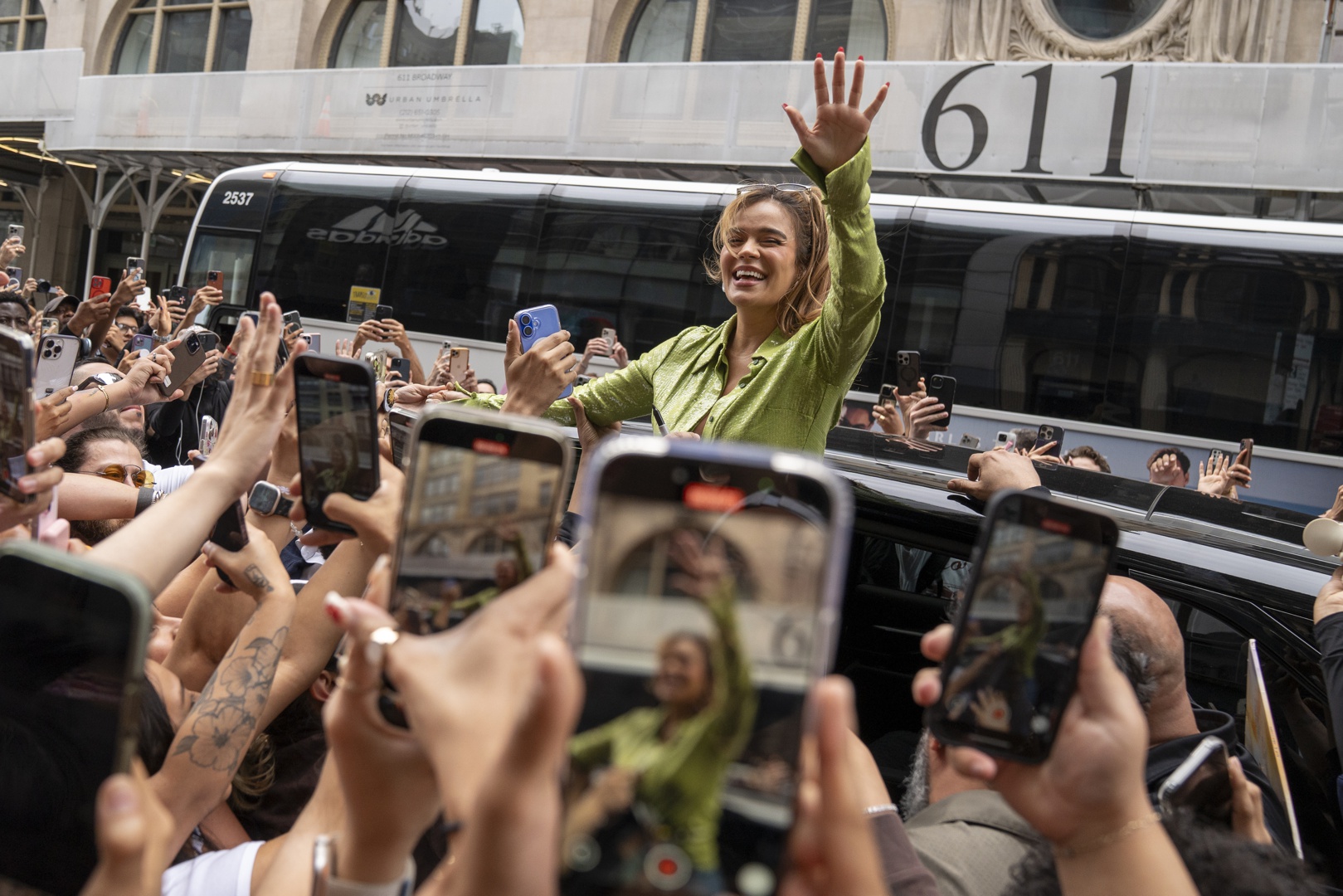 La colombiana Karol G, primera estrella invitada latina en el cabaré Crazy Horse de París