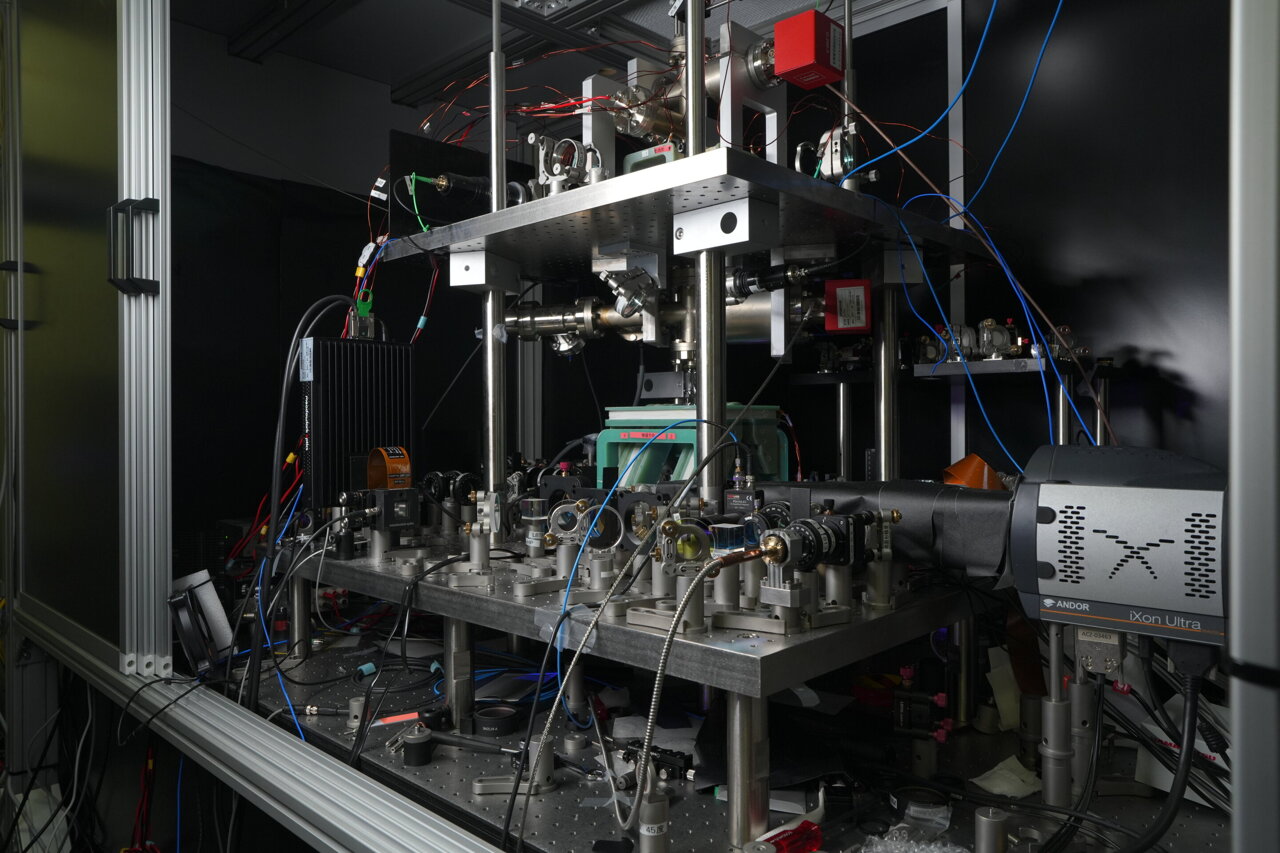 AI-enhanced technique assembles defect-free arrays with thousands of atoms