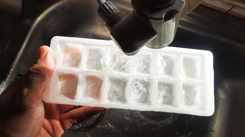 Why Your Ice Cube Trays Are Secretly Ruining Your Drinks (And The Easy Fix)