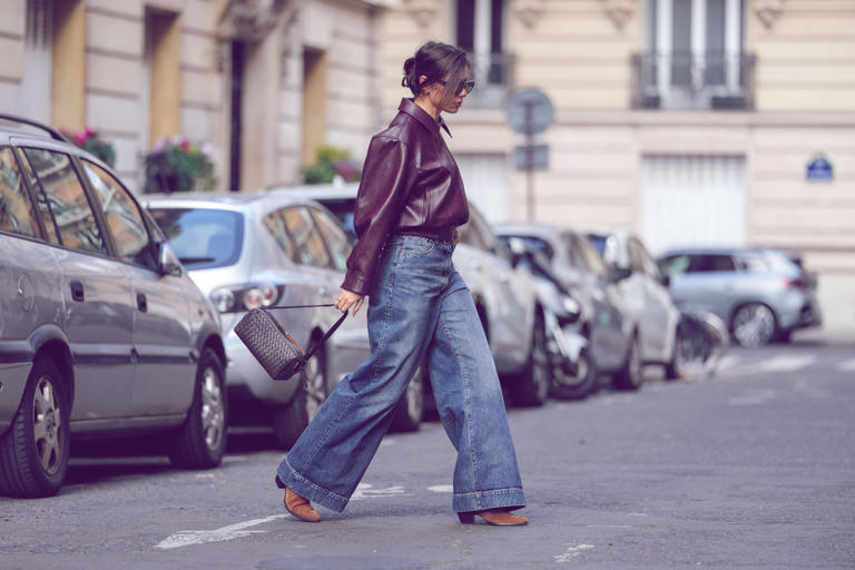 Trendfarbe Burgunderrot: Bonprix hat die coolste Jacke für den Herbst 2025