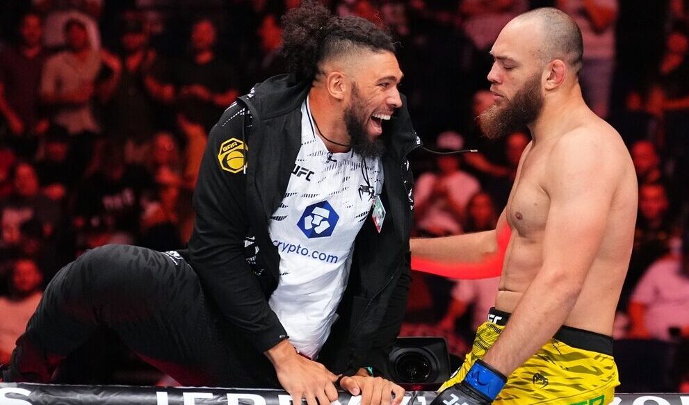 ‘Xiu!’: Johnny Walker rebate irmão em meio à luta e cena chama atenção ...