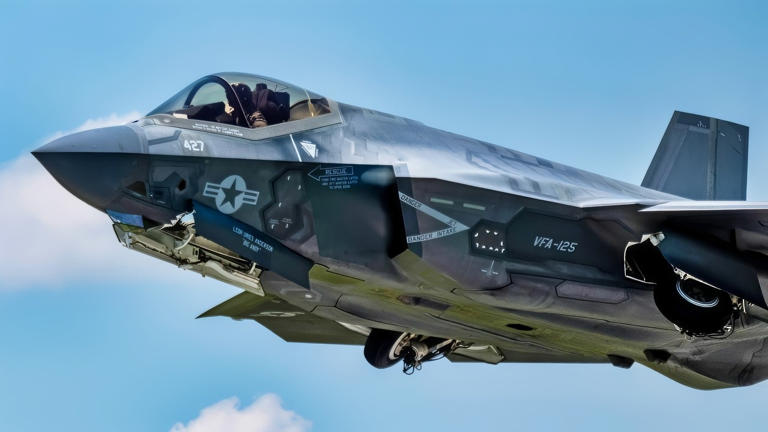 The US Navy now needs 15 years to build just 1 new Ford-class aircraft ...