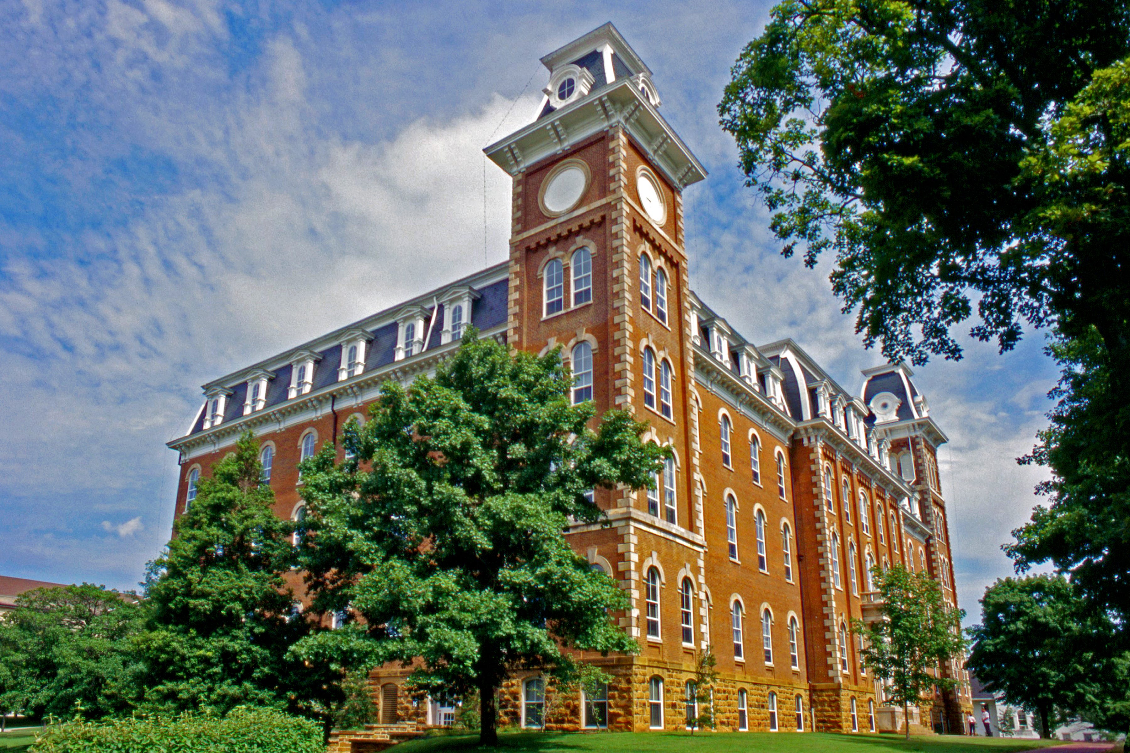 Active shooter alert at University of Arkansas: Live updates