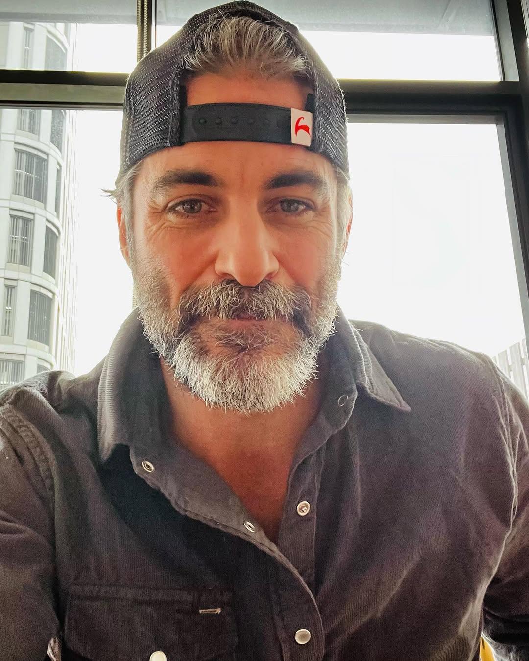 Fans Slam Jennifer Aniston's Beau Jim Curtis For 'Rude' Gesture While ...