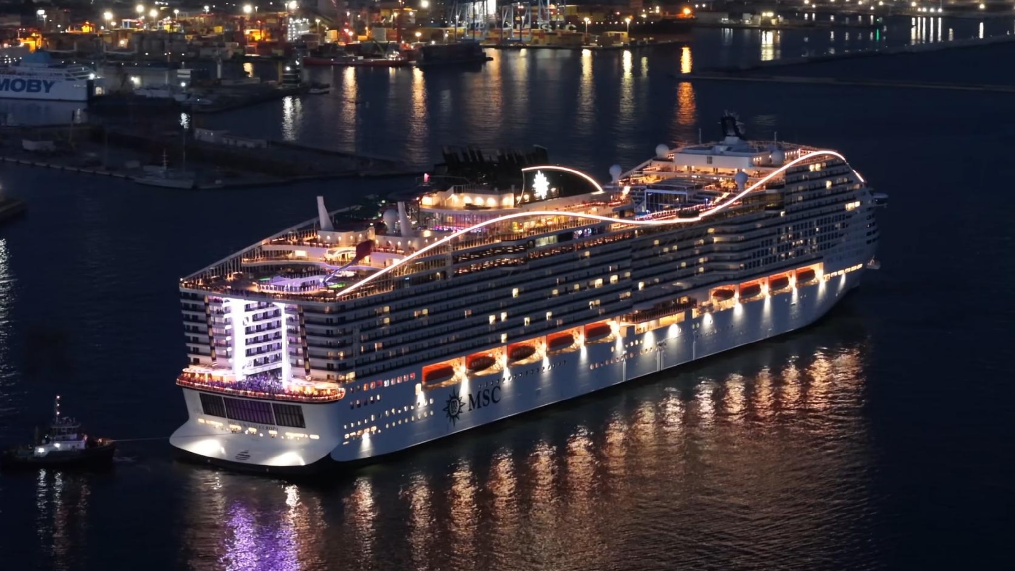 La nave da crociera Msc approda al porto di Napoli dopo l'avaria. Le ...