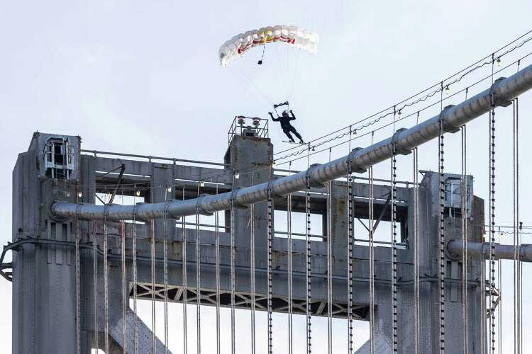 'One of the craziest things': Skysurfer rides Bay Bridge's suspension ...