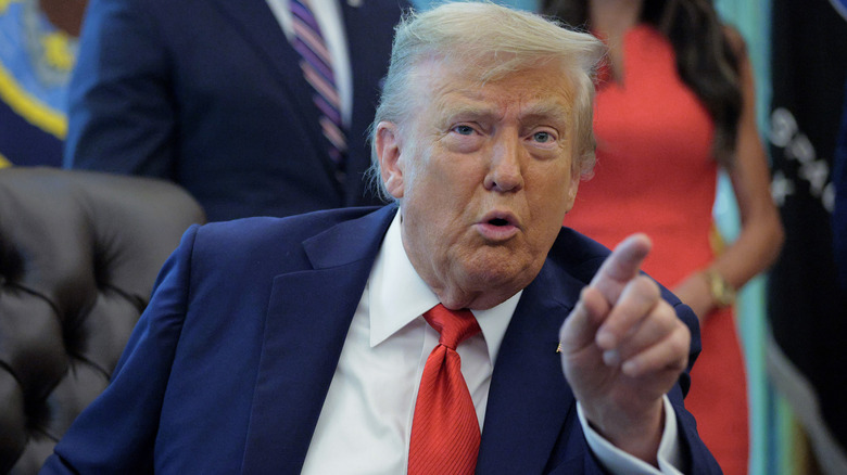 Close-Up Of Trump's Bruised Hand Without Makeup Has Everyone Saying The ...