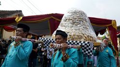 Kirab Budaya Saparan 1000 Apem dan Lemper di Gondolayu Lor Yogyakarta