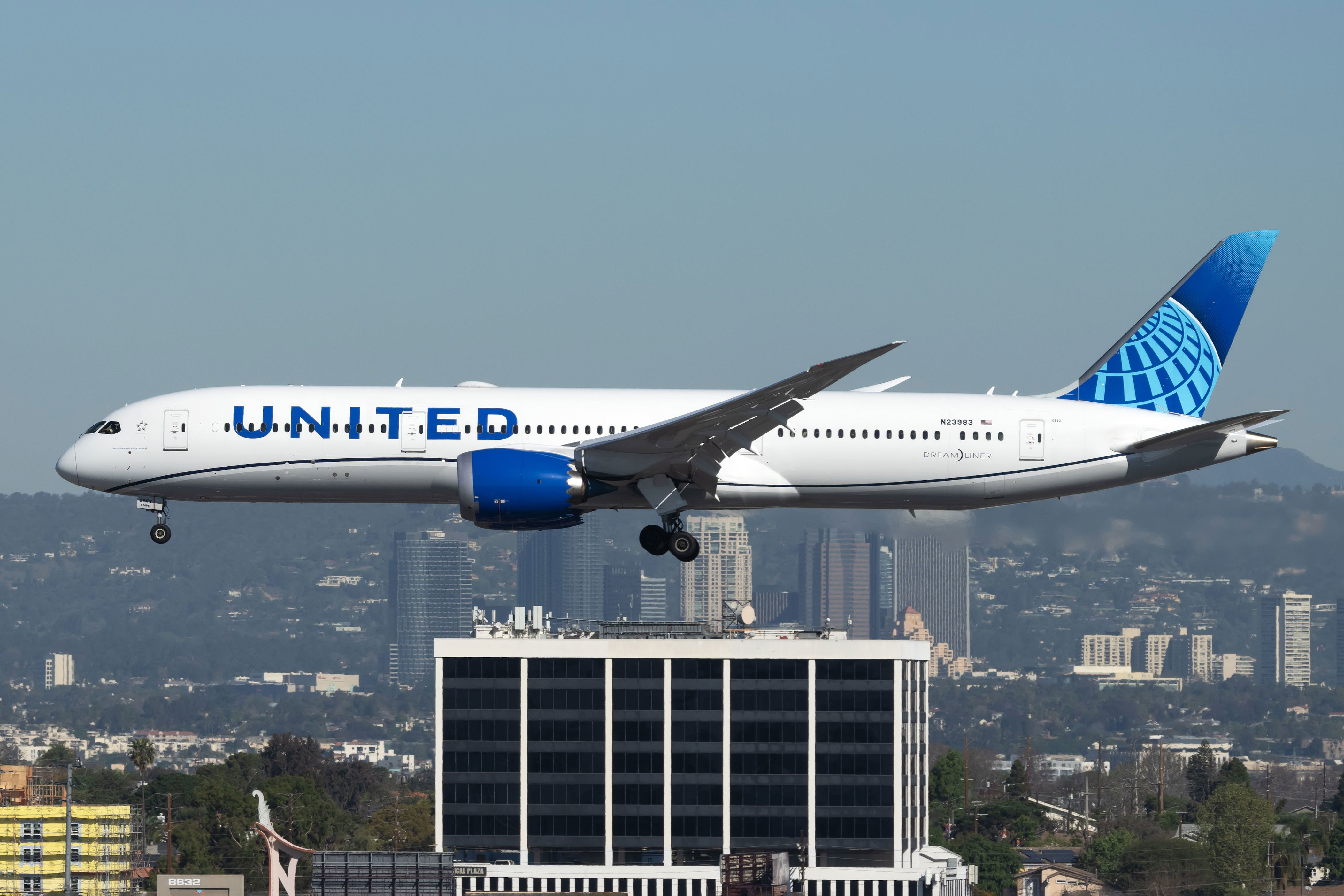 United Airlines Boeing 787 Diverts To Newark After Cabin Smoke Report
