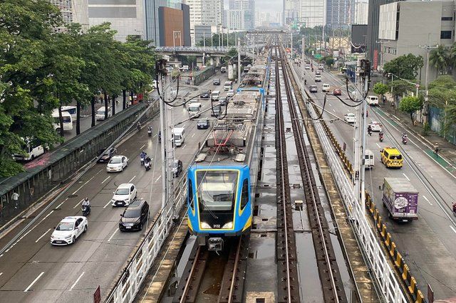 MRT-3 deploys first 4-car Dalian train