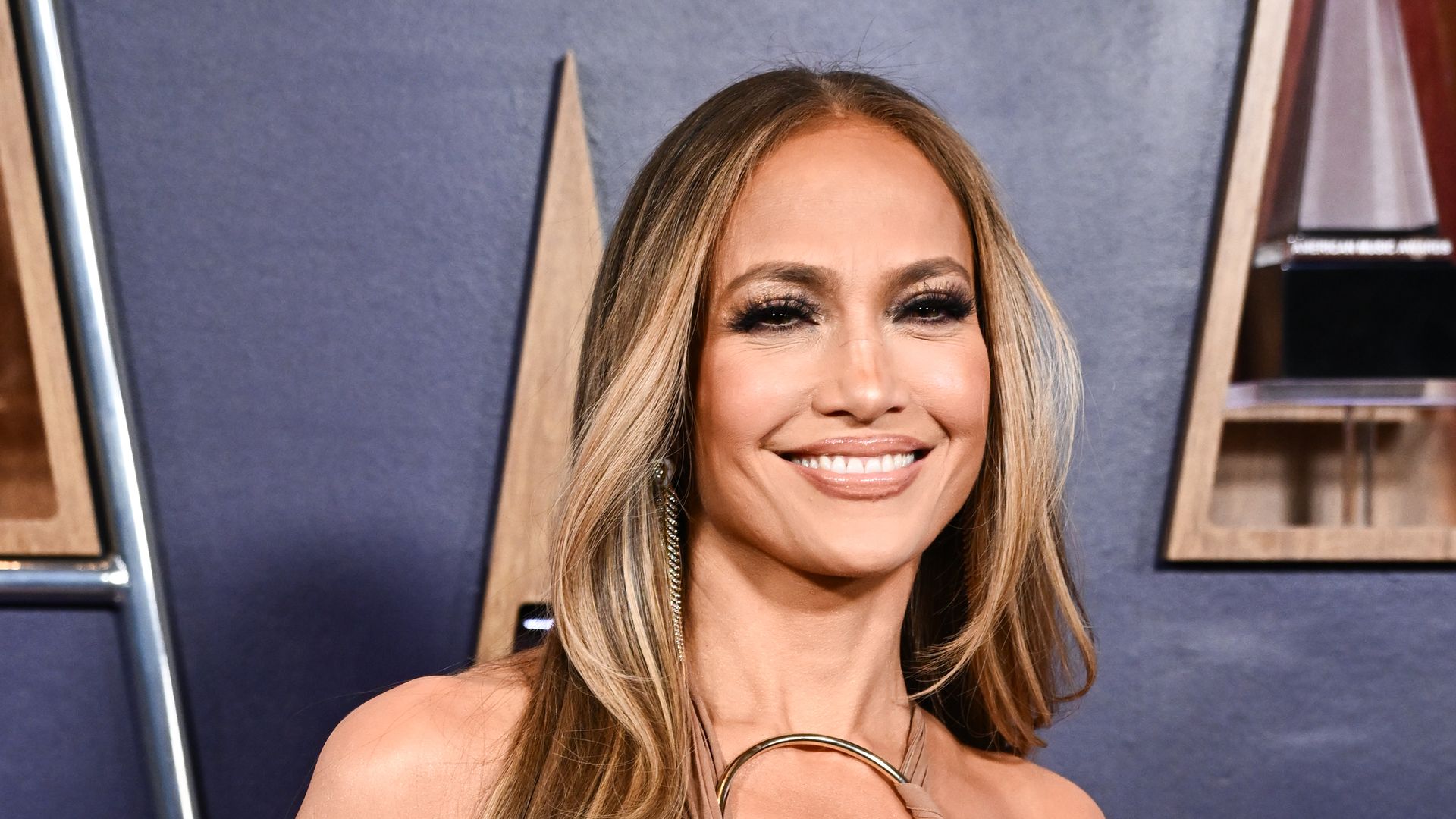 Jennifer Lopez's teen Emme rocks hair transformation with blonde ...