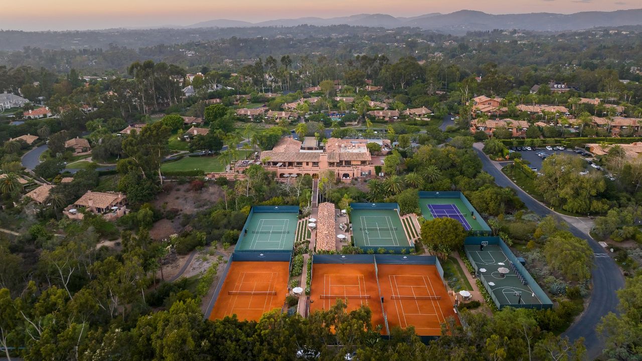 8 hotels with ace tennis courts