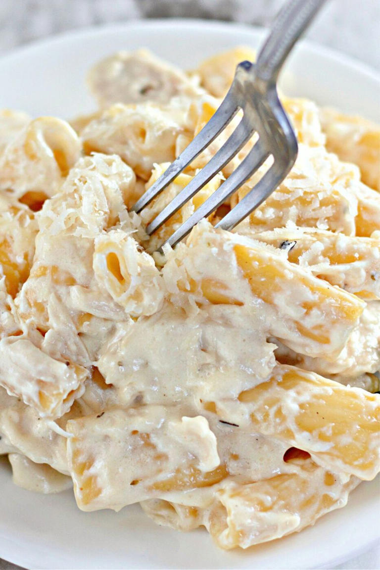 Slow Cooker Rigatoni Chicken Alfredo