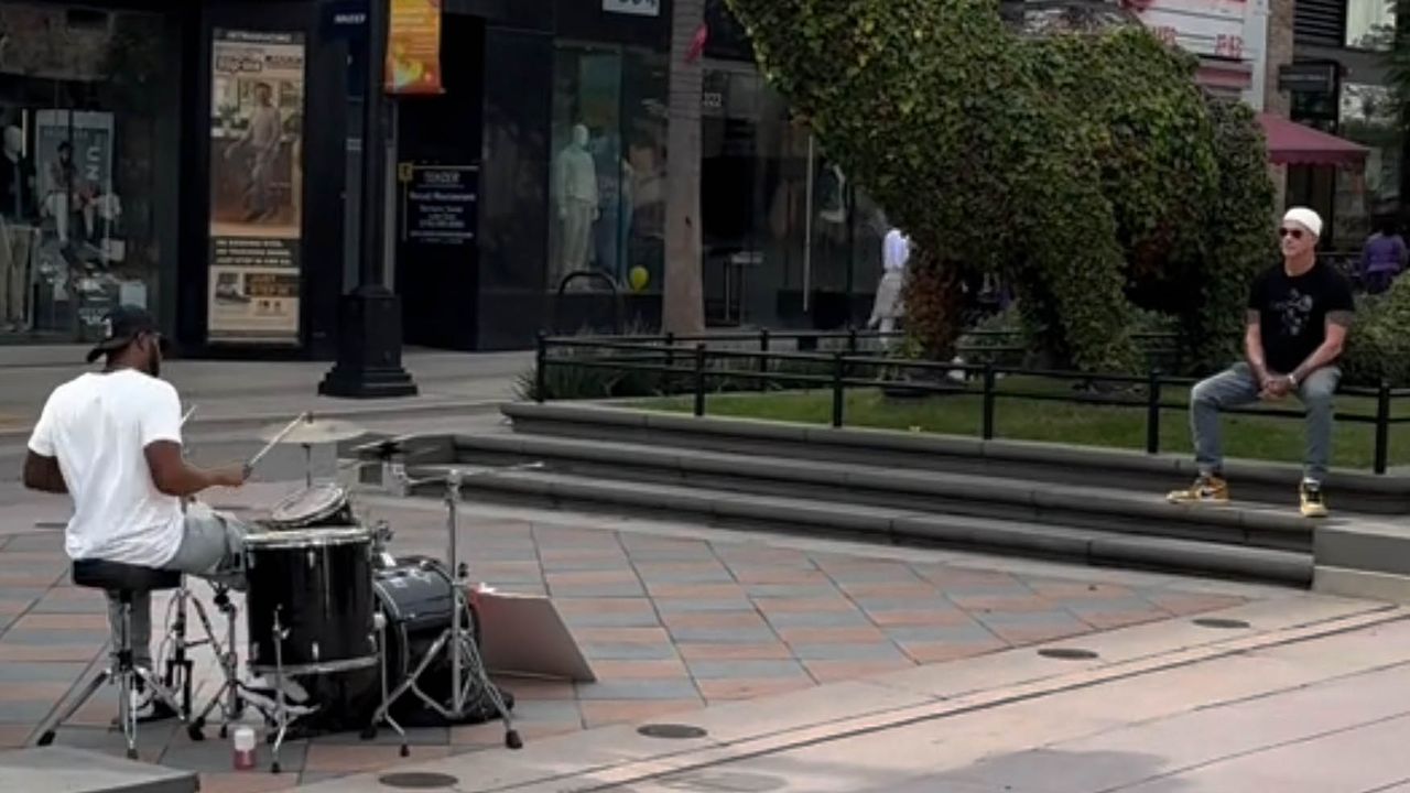 “Who wants to tell him?” Busking drummer unknowingly performs Chili ...