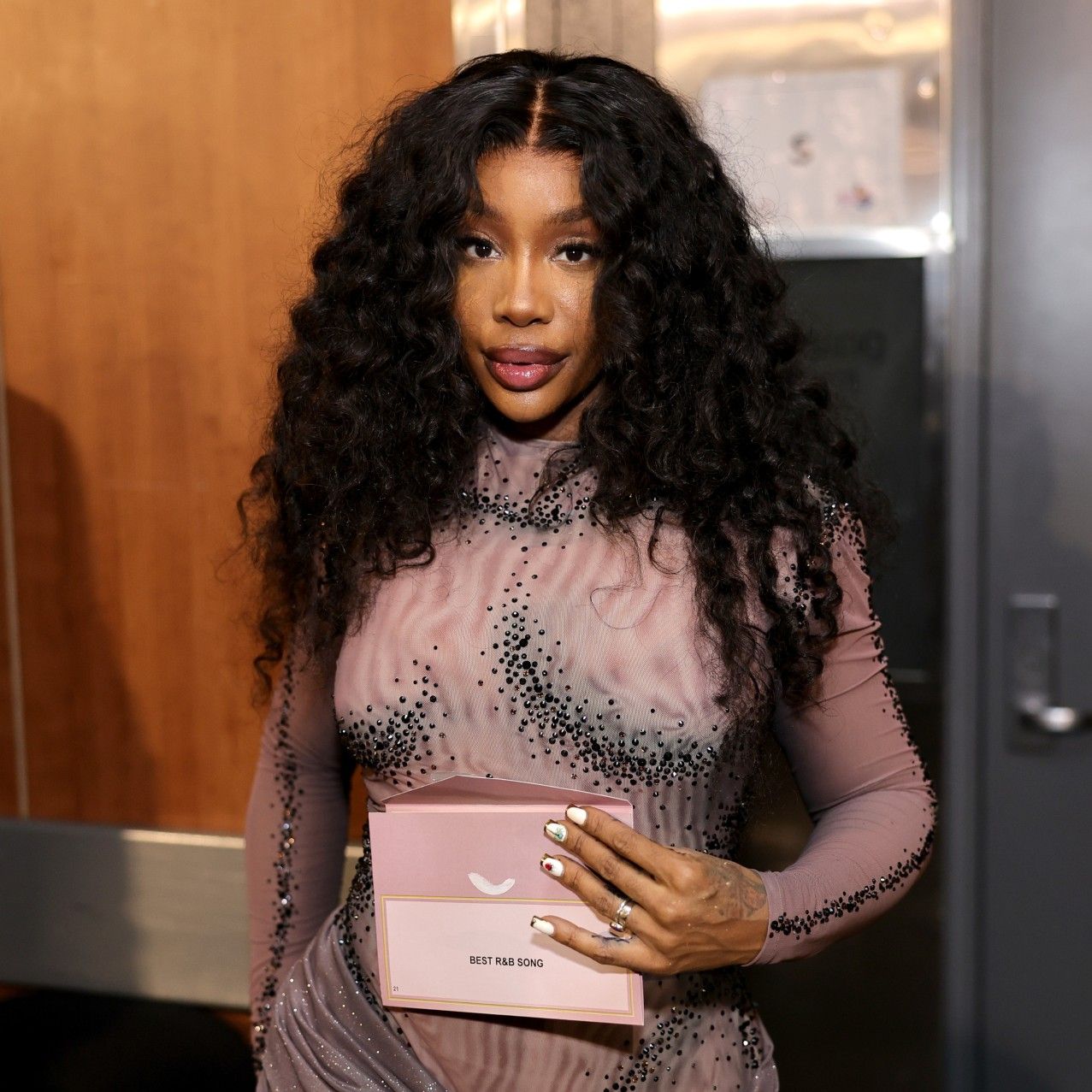 SZA's Nails Are Further Proof That the Deep '90s French Manicure Is Making a Comeback