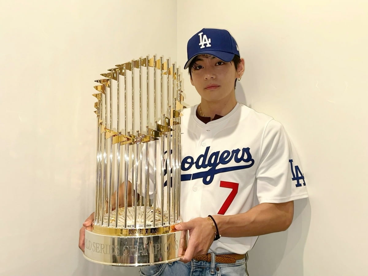 BTS 뷔 MLB 시구에 티켓 판매량 '5배 껑충'…"글로벌 센세이션"