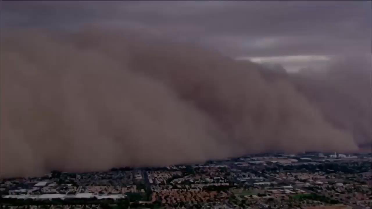 Towering wall of dust rolls through metro Phoenix