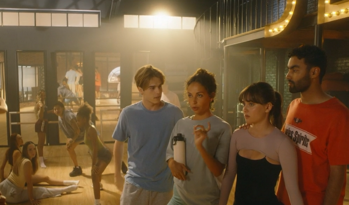 Tout pour la lumière : des couples dans les coulisses de la série ? Un acteur balance, "Mais, oui"