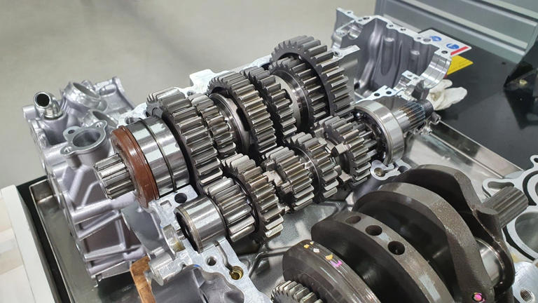 Oper Gigi Motor Tanpa Tarik Kopling Bisa Merusak Mesin?