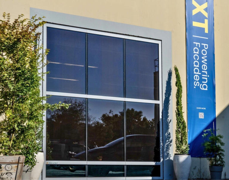 Ces fenêtres totalement transparentes intègrent des panneaux solaires
