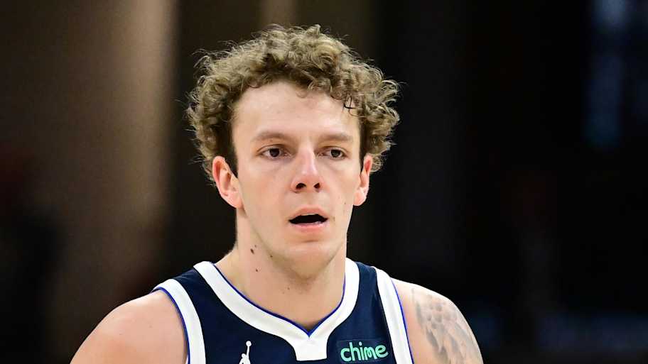 NBA Fans React To Los Angeles Lakers Signing New Center