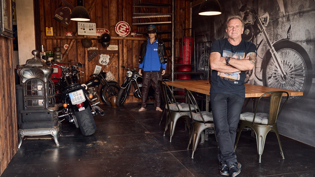 Stodola Jakuba Smolíka je ráj pro motorkáře: Vévodí jí stůl z cirkulárky a spousta sběratelských ...