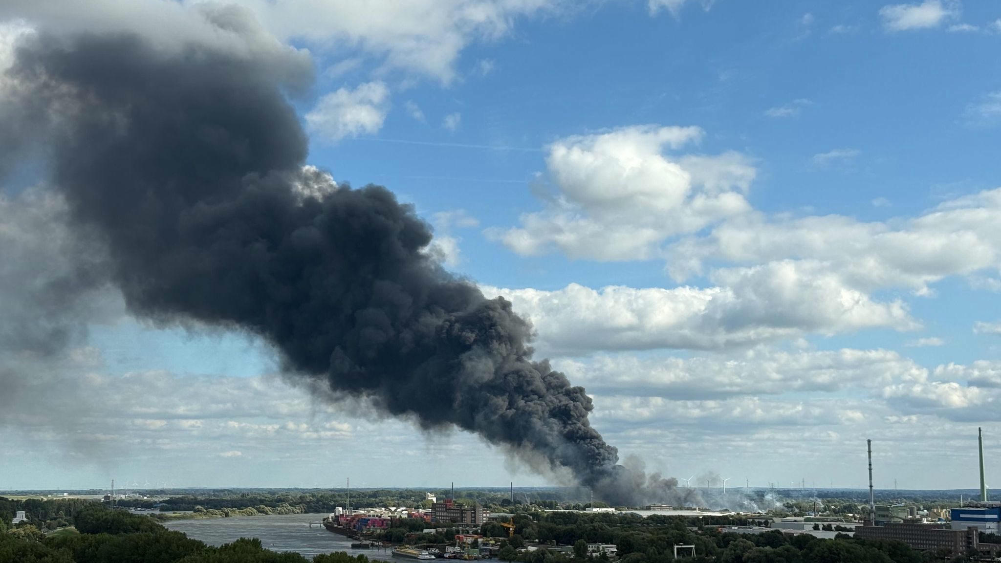 Brand in Hamburg: Gefährliche Rauchwolke – Karte zeigt betroffene Gebiete