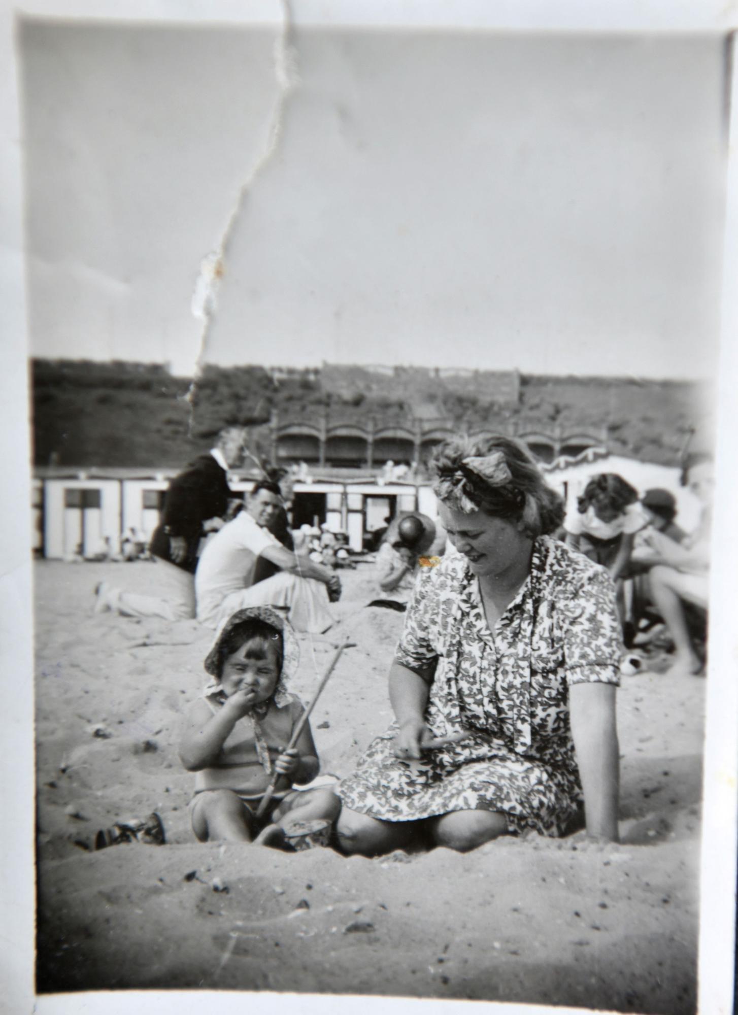 Care home surprises beach-loving Janette, 88, with seaside birthday trip