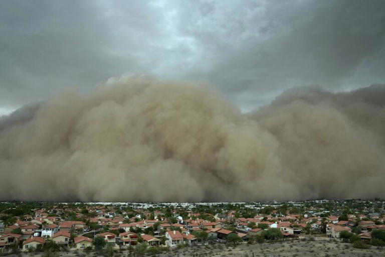 Towering wall of dust rolls through metro Phoenix, leaving thousands ...