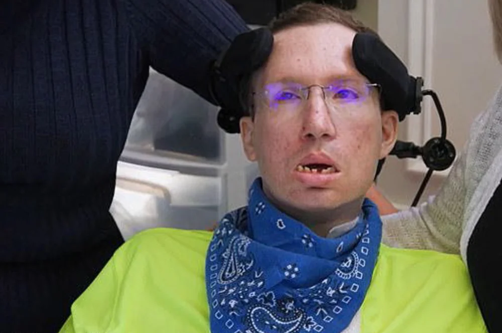 Jovem sofre AVC após sessão de quiropraxia e fica com o corpo ...