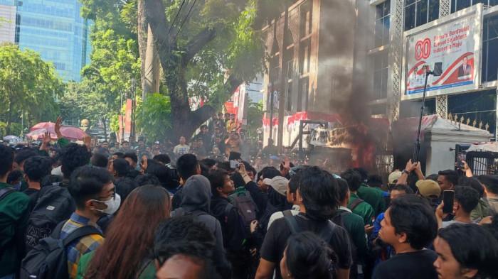 Demo di DPRD Sumut Ricuh,Massa Lempar Batu dan Kembang Api,Polisi ...